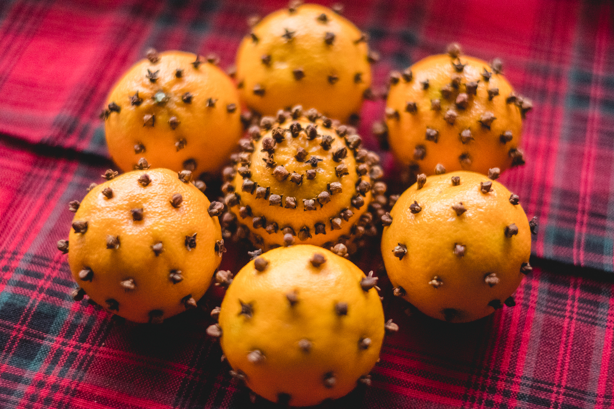 How To Make Orange Pomanders For The Holidays - Live Lovely Photography